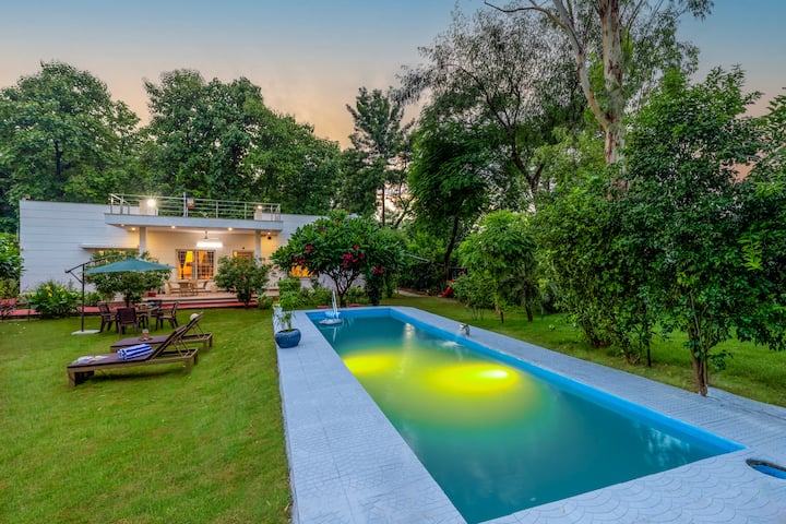 Elivaas - 2bhk Pet-friendly Villa W/ Pool & Patio - New Delhi