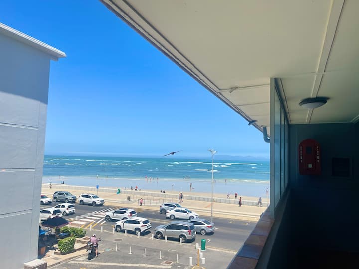 Stunning Beachfront Retreat - Somerset West