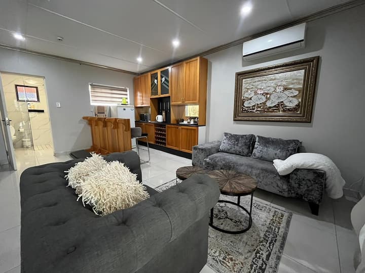 Zezethuzonke: Family Room Sleeps 4 People - East London