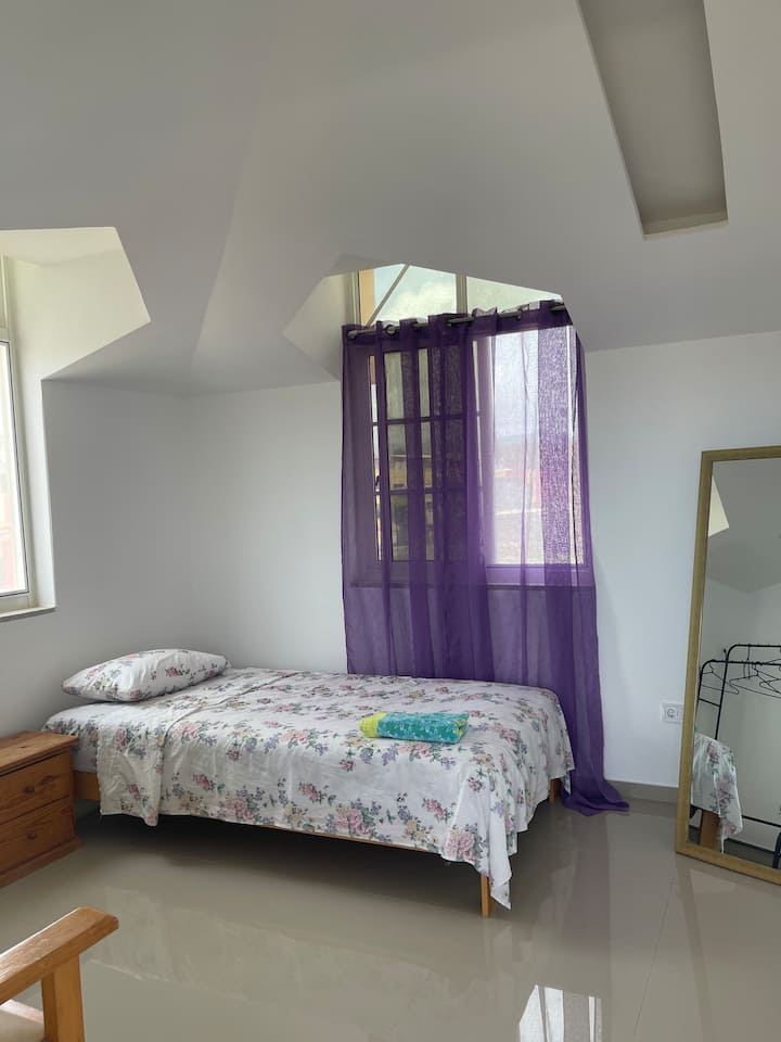 Quarto Individual Em Praia - Praia