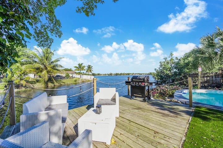 Gorgeous Villa W Pool & Hot Tub - Miami Lakes, FL