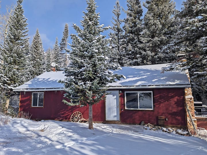 Snowy Range Escape, Creekside Cabin - Snowy Range, WY