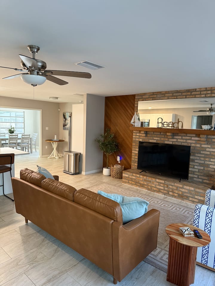 Sarasota Hideaway~
Stay Near Siesta Key - Sarasota, FL