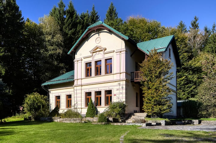 Chateau Du Golf Next To Malevil Golf Resort - Oybin