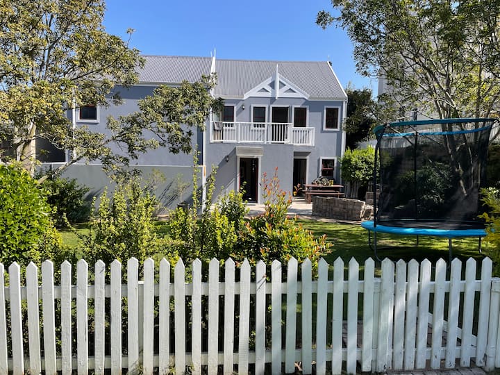 Spacious 5-sleeper W/ Pool Access - Knysna