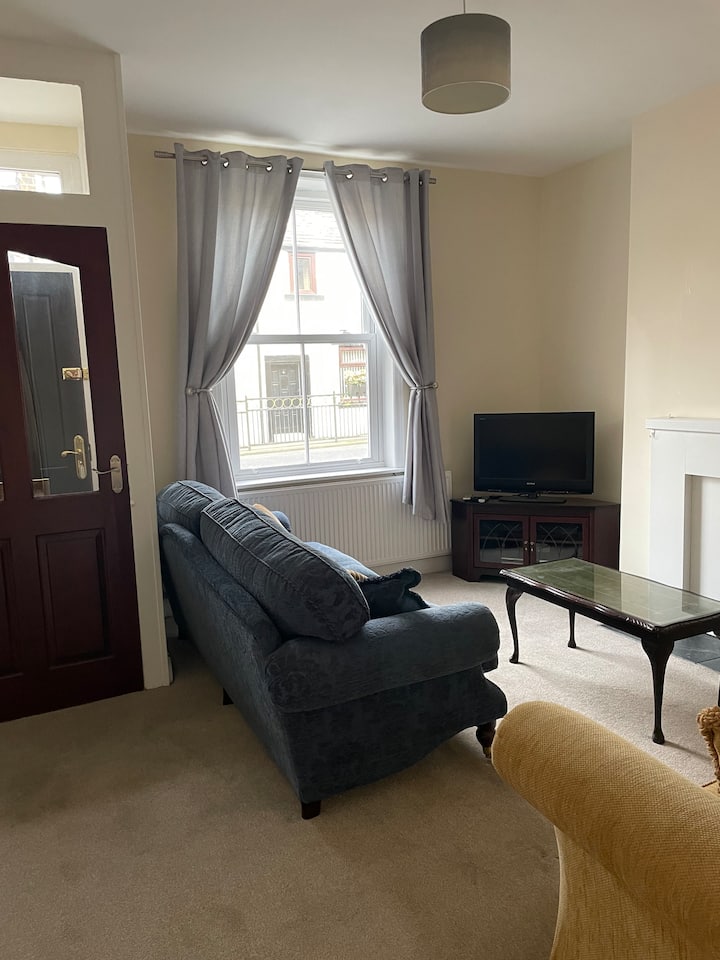 Spacious Cottage — Sleeps 6 - Burnley