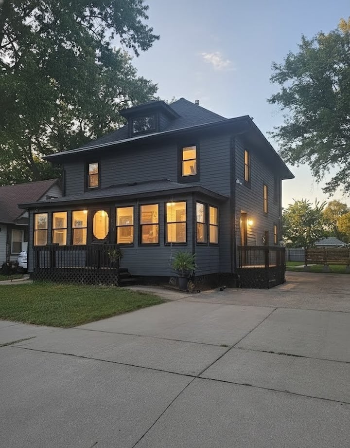 Stylish East Village Retreat-family-friendly-fire+ - Altoona, IA