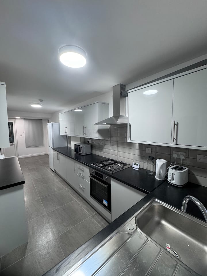 3 Bed House In London - Romford