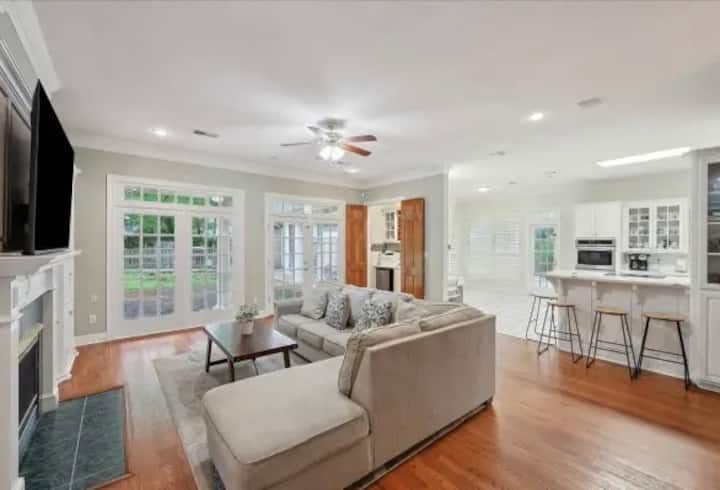 Elegant Large 4 Bedroom Family Pool Estate - Beaumont, TX