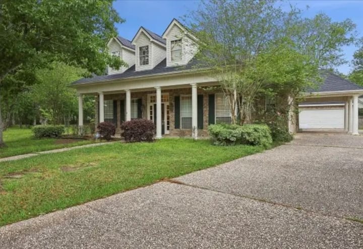 Large 4 Bedroom Estate Pool Home. - Beaumont, TX