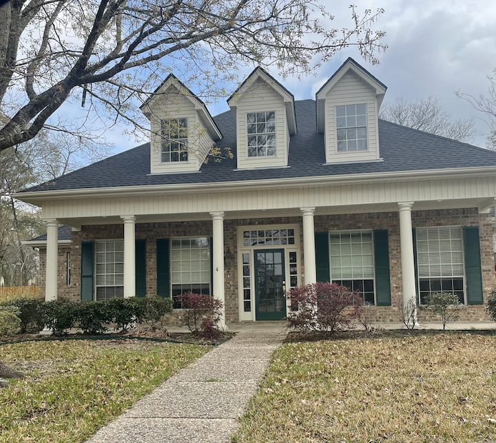 Elegant 4 Bedroom Family Pool Estate - Beaumont, TX