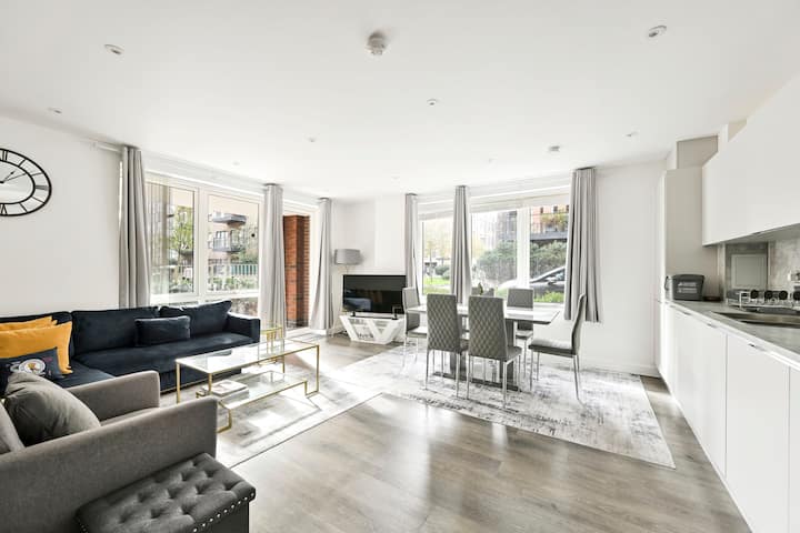 Modern 1-bed Near Station + Parking - Watford