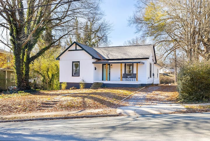 Chic 2br/2ba Near Dining & Shops - Winston-Salem, NC