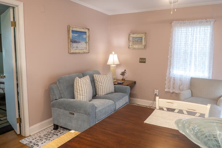 Quite 1 Bedroom Apartment - Plumpton Park Zoo, Rising Sun