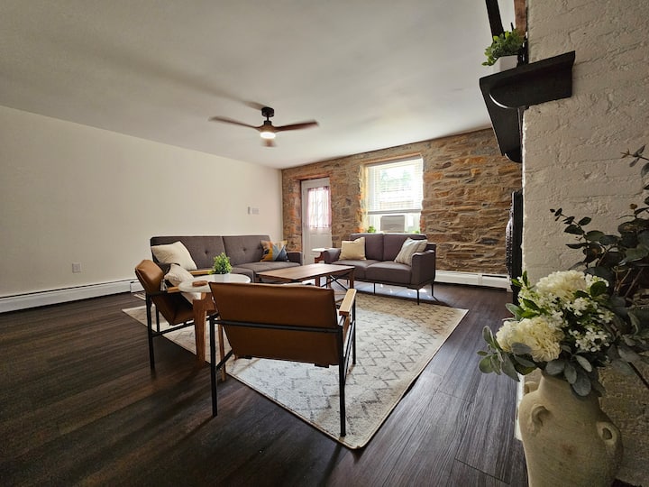 Rustic & Renovated 3 Bed: 8 Min Walk To Bridge St. - Phoenixville, PA
