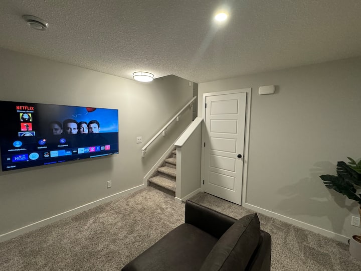 Cozy Minimal-rustic Suite Near Calgary Airport &Dt - Airdrie