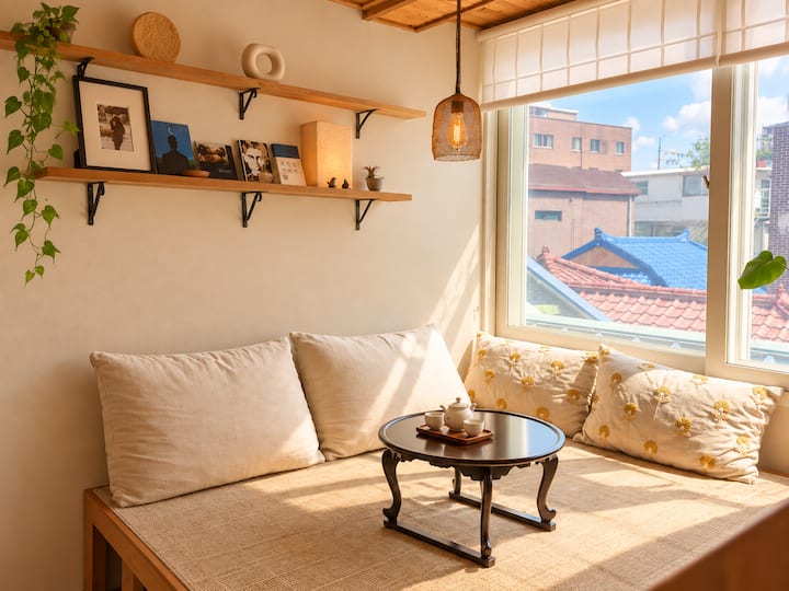Yeonnam-dong 2-room With Spacious Kitchen And Living Room, Tea Room, 3 Beds - South Korea