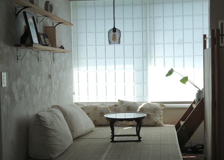 넓은 주방과 거실, 티룸이 있는 연남동 2룸, 침대 3개 - Seoul