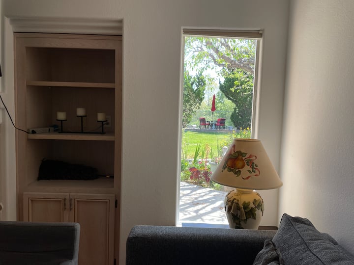 Oceanside Cozy Attic Room · Smart Value Living - Oceanside, Californie