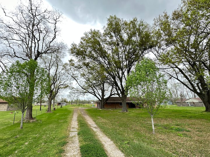 Sunny Acres Dayton Cottage - Dayton, TX