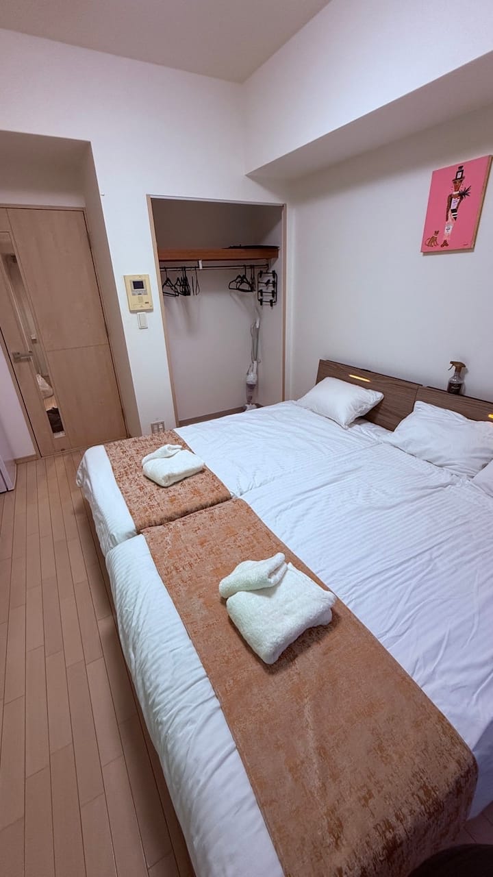 場所は大阪一の繁華街ミナミ。難波駅や道頓堀まで徒歩10分。心斎橋駅徒歩5分。静かで清潔感がある部屋 - Osaka