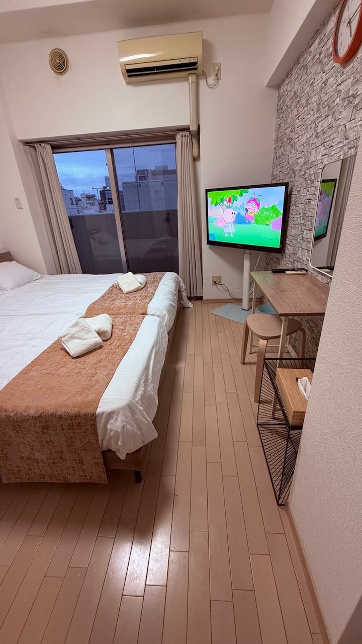 場所は大阪一の繁華街ミナミ。難波駅や道頓堀まで徒歩10分。心斎橋駅徒歩5分。静かで清潔感がある部屋 - Osaka