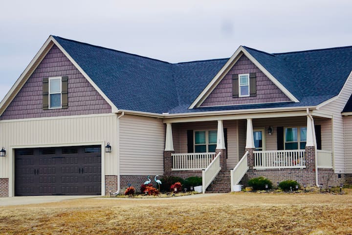 Rare Find! 4br/3ba Farmhouse Minutes From Outlets - Smithfield, NC
