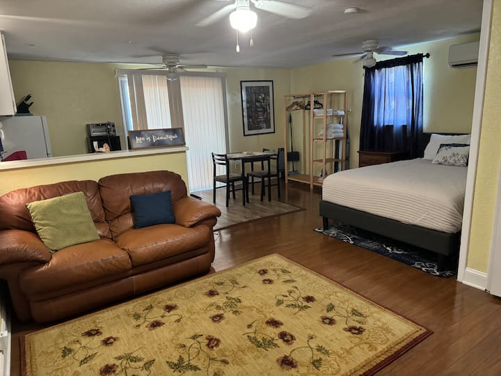 Cute St. Pete Studio - St. Petersburg, FL