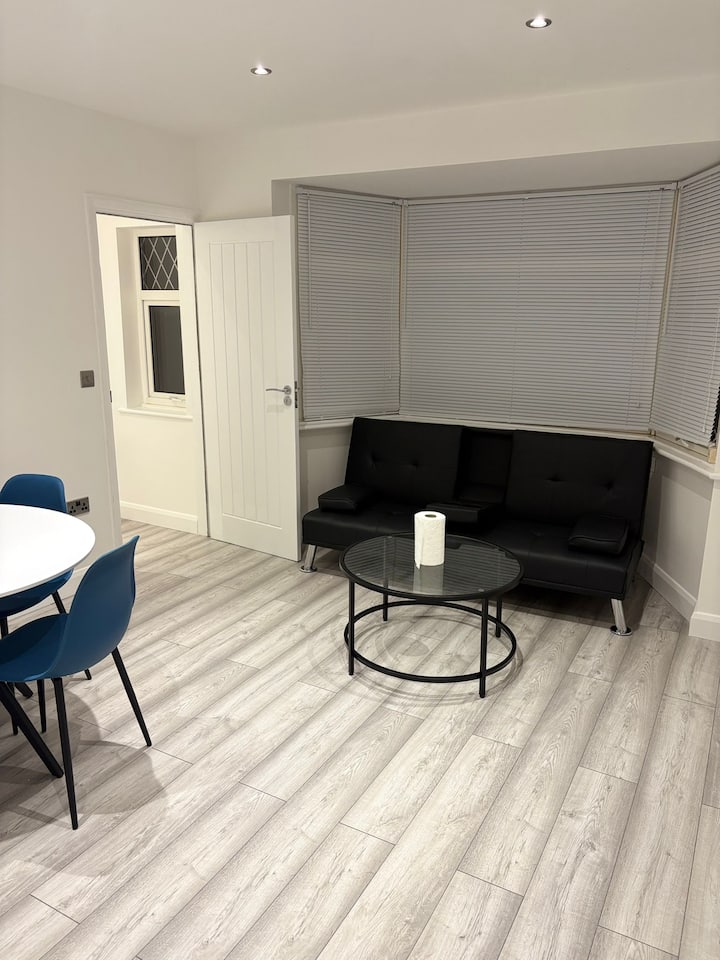 Modern 2-bedroom Flat - 하예스