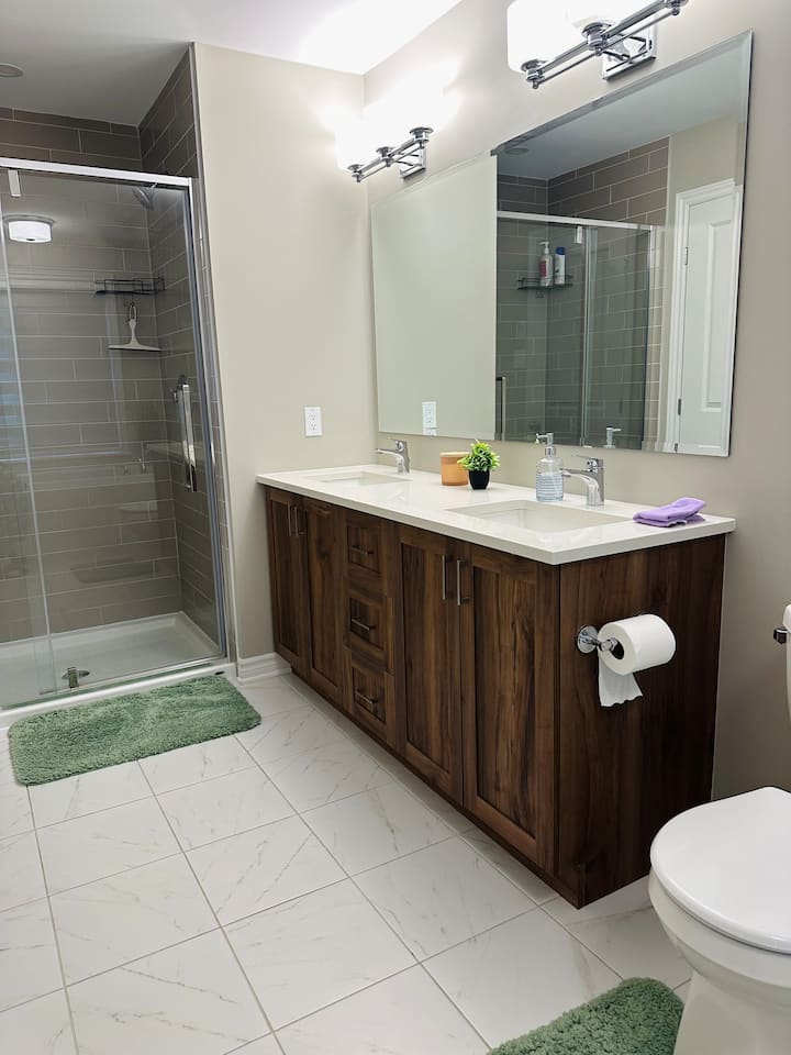 Master Bedroom With Private Bathroom - Ottawa