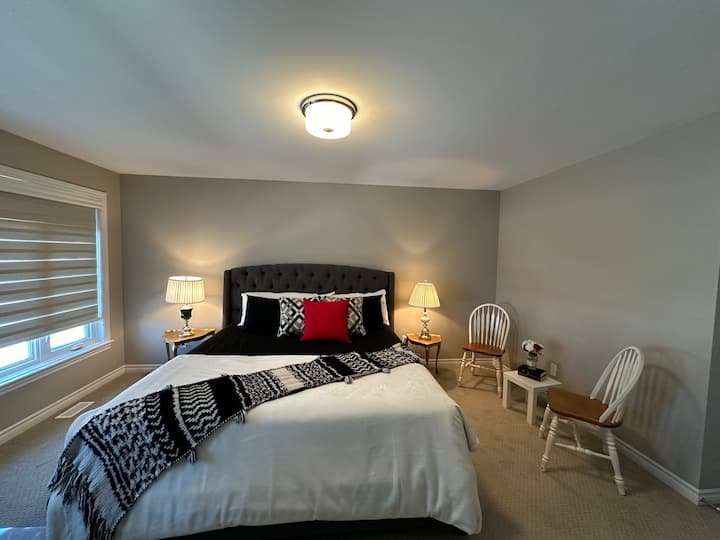 Luxury Master Bedroom, Private Ensuite - Ottawa