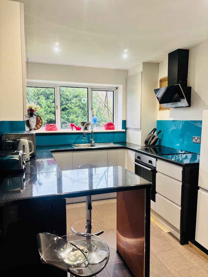 Pretty Large Bungalow 2 Bedrooms With Parking - High Wycombe