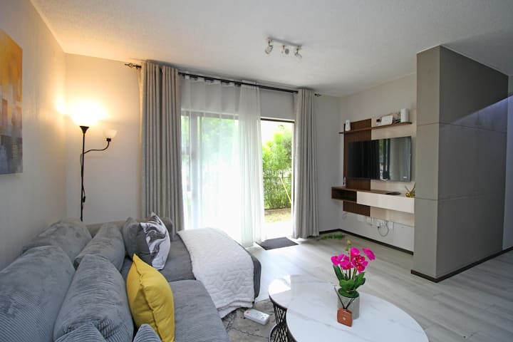 Spacious 3-bed Ground Floor Oasis - Lanseria