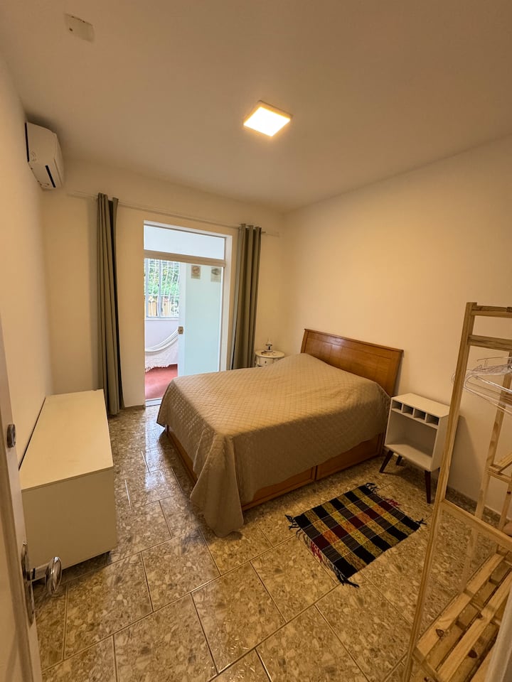 Quarto Amplo Em Rua Privada Perto Do Metrô E Praia - Rio de Janeiro