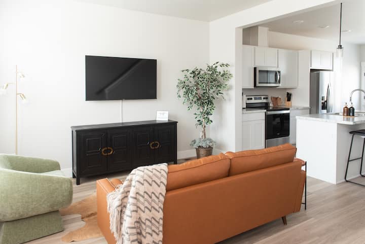 *New* Modern Two Bedroom Townhouse With Garage - Billings, MT
