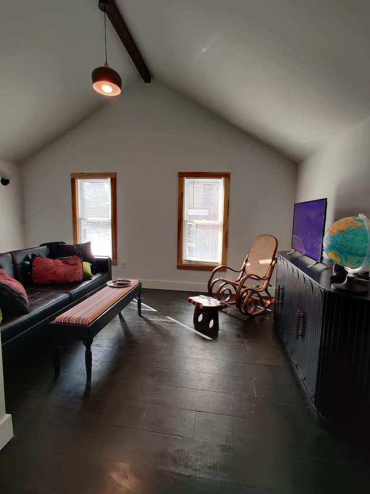 Midtown Sunny Suite With Deck - Kingston, NY