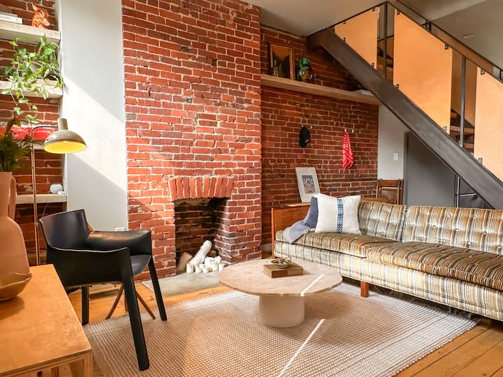 Stylish Rowhouse With Parking, Views, Deck & Yard - Pittsburgh, PA