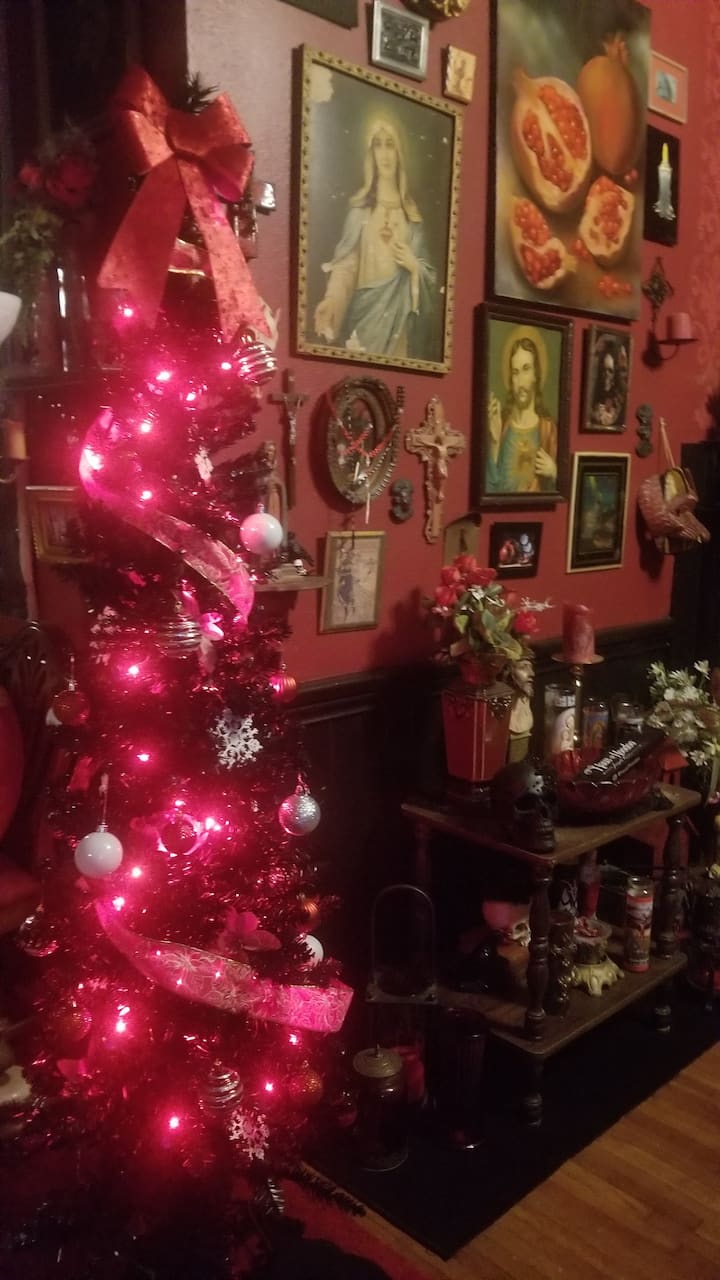 1880 Victorian-country Getaway-dark/moody/eclectic - Mississippi