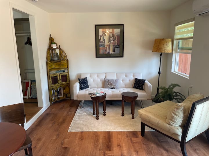 Newly Renovated Santa Monica Guest House - Santa Monica, CA