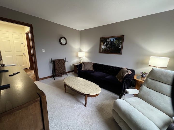 Private Suite W/bath/living Room/office/diningarea - Keene, NH