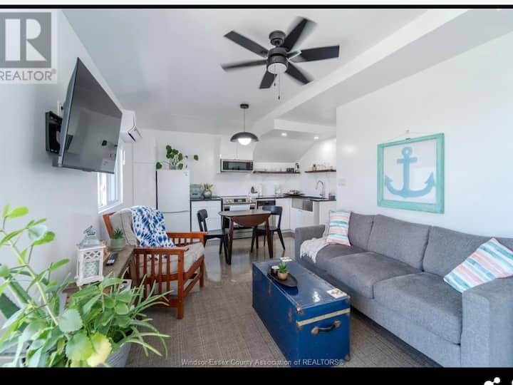 Lake Front Guesthouse With King Size Bed. - Kingsville