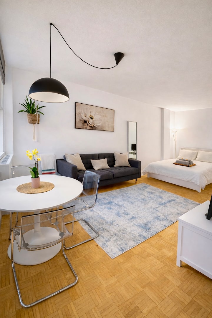 Bright Downtown Toronto Studio
Renovated & Modern - Toronto