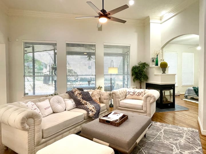 Modern 4bed Home / Massive Screened Courtyard - Katy, TX