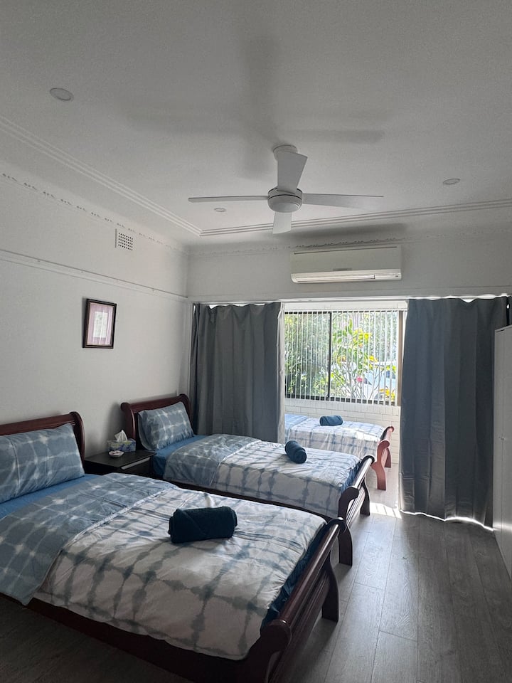 Comfortable Private Room With 3 Single Beds - Sydney
