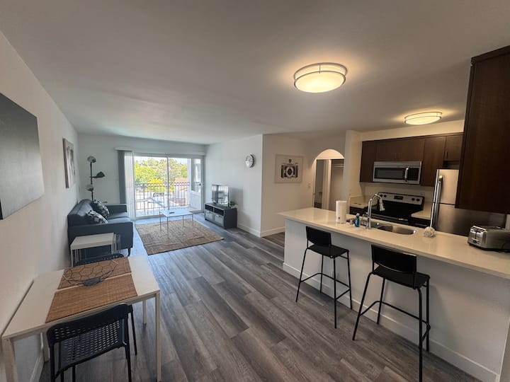 Top Floor Corner Bright 1bd/1ba - Los Angeles
