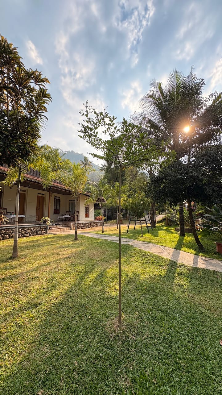 Farm Shed Munnar - 4 Bedrooms, 3 Bath, 2 Kitchen - Kerala