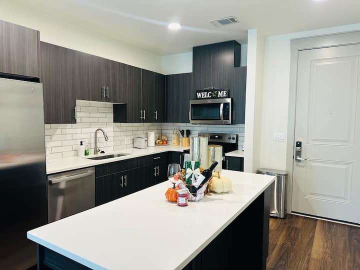 A Gateway With A Cozy Atmosphere - 캐럴턴