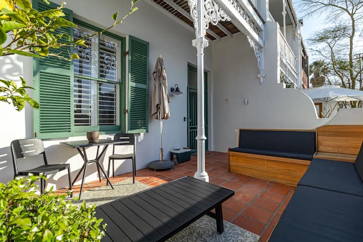 Atlantic Chic, Victorian Home - 캠스 베이