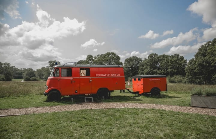 Unique Fire Truck Stay With Private River - イギリス ホーシャム