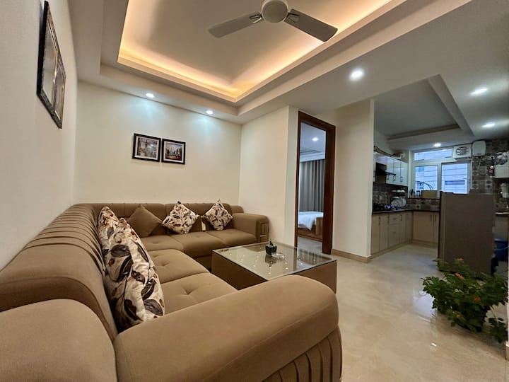 Luxury 2bhk Apartment | Golf Course Road, Gurugram - 구르가온